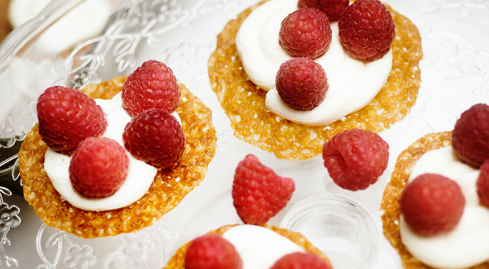 Mandelflarn med salt färskostkräm och hallon - Viva vin o mat